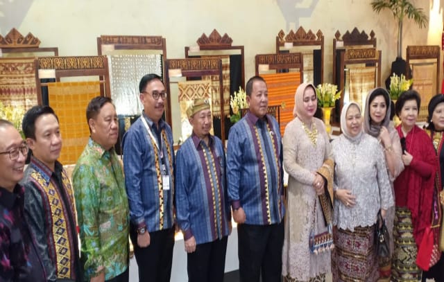 Kain Tapis Lampung Dan Maduaro Di Booth Utama JCC Jadi Perhatian ...